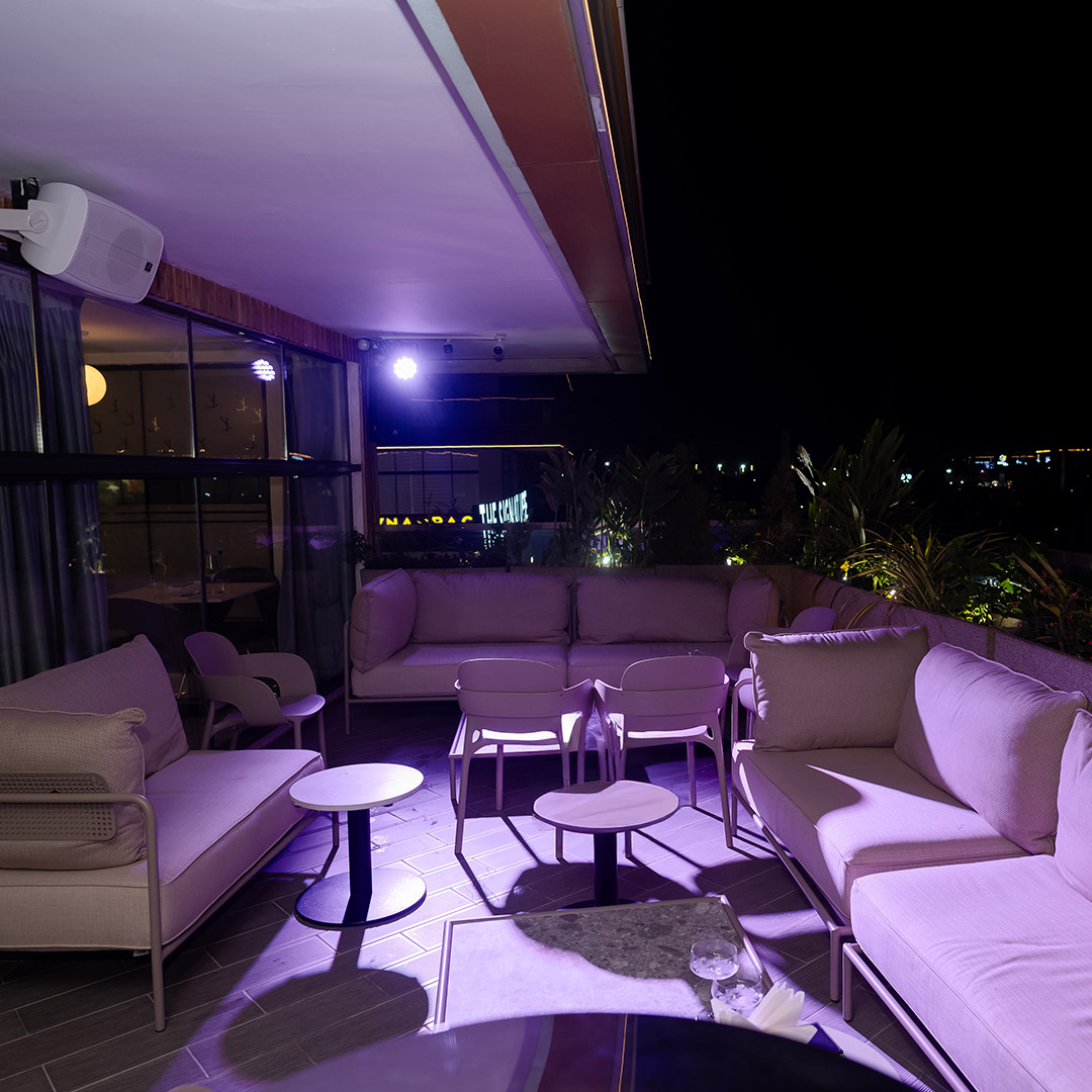 Reservations – À La Lune Restaurant