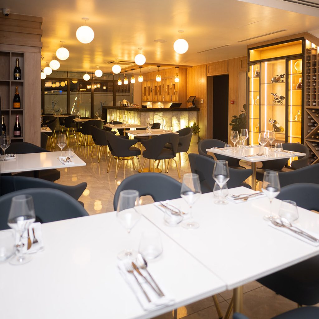 Reservations – À La Lune Restaurant