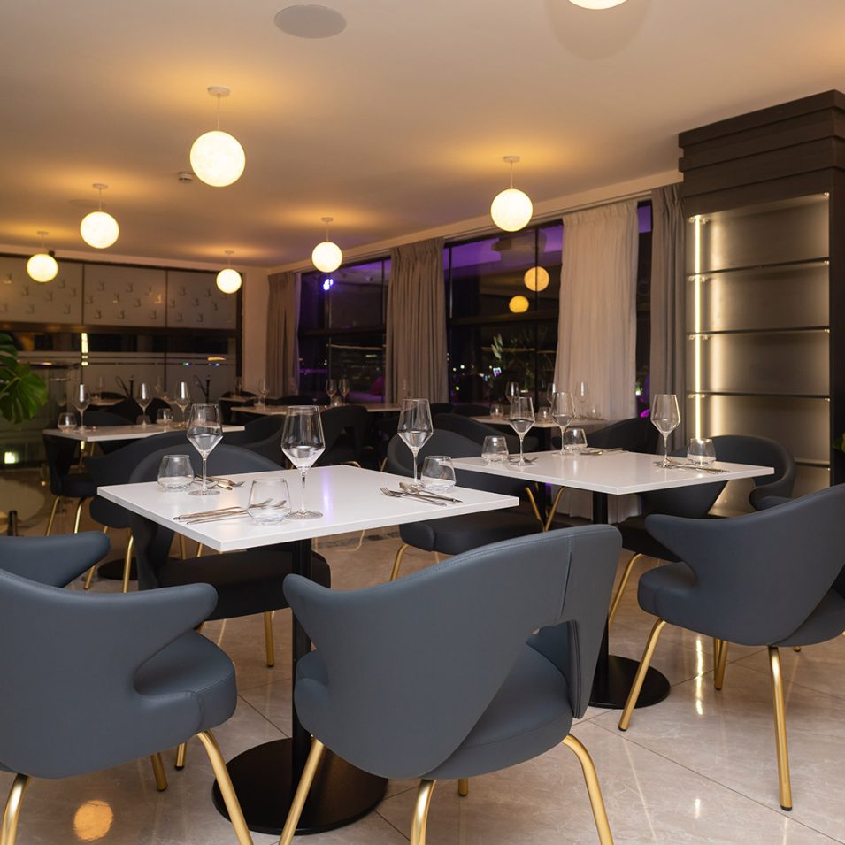 Reservations – À La Lune Restaurant